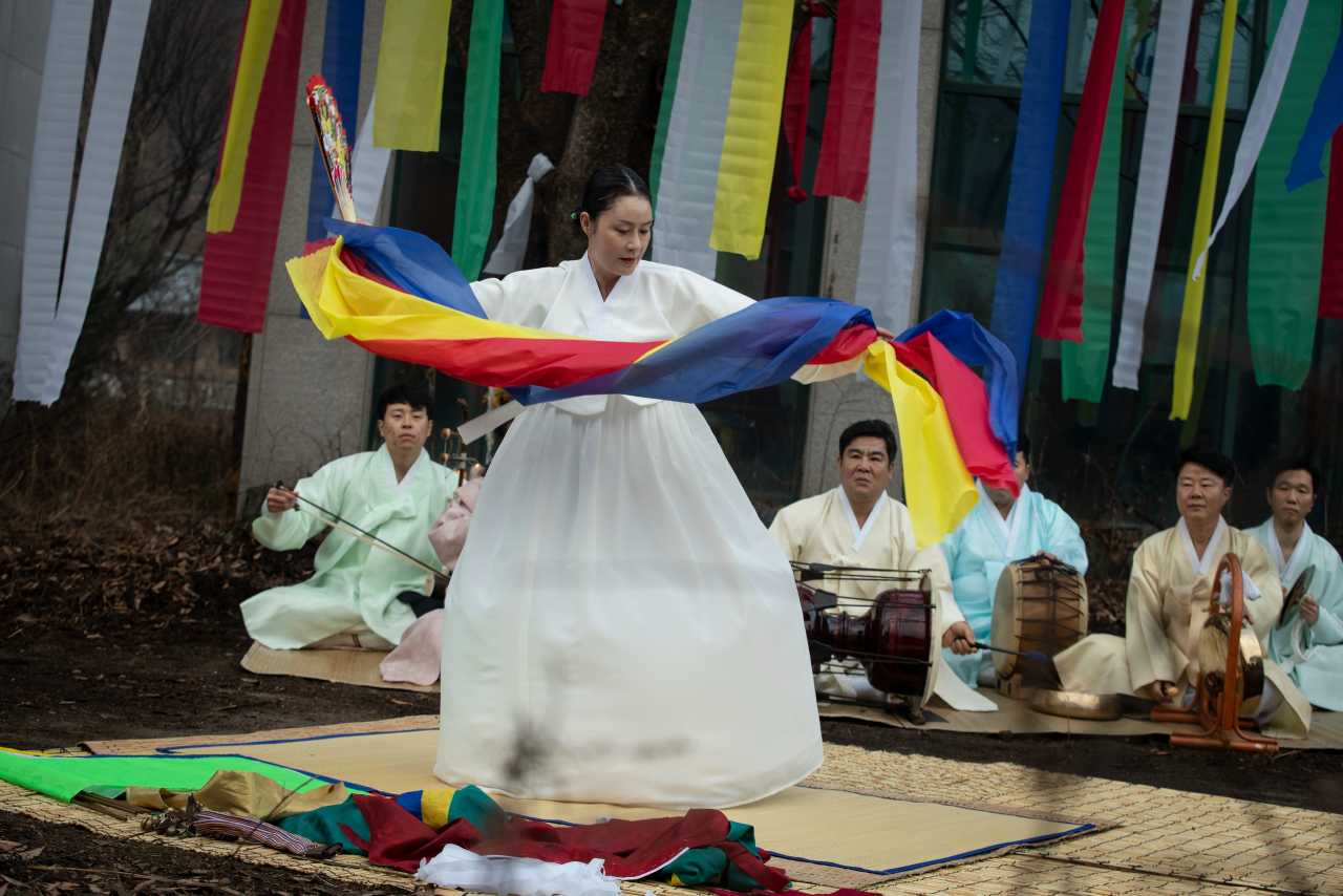 GUIMOON: THE LIGHTLESS DOOR (FILM REVIEW) – MORGAN AWYONG